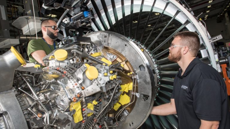 Raytheon Technologies ปลดพนักงานธุรกิจการบิน | Brand Inside