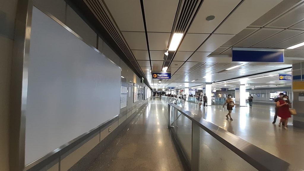 เจาะลึกโปรโมทศิลปินเกาหลี ติดป้ายร้านรถเข็น-ตุ๊กตุ๊ก แทน MRT