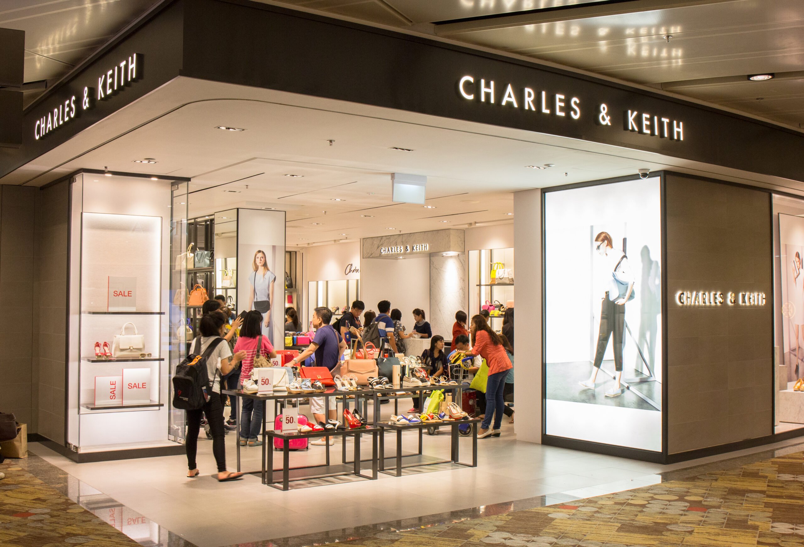 Charles & Keith ได้คะแนนความประทับใจจากลูกค้าพุ่ง หลังเชิญเด็กที่ถูกบุ ...