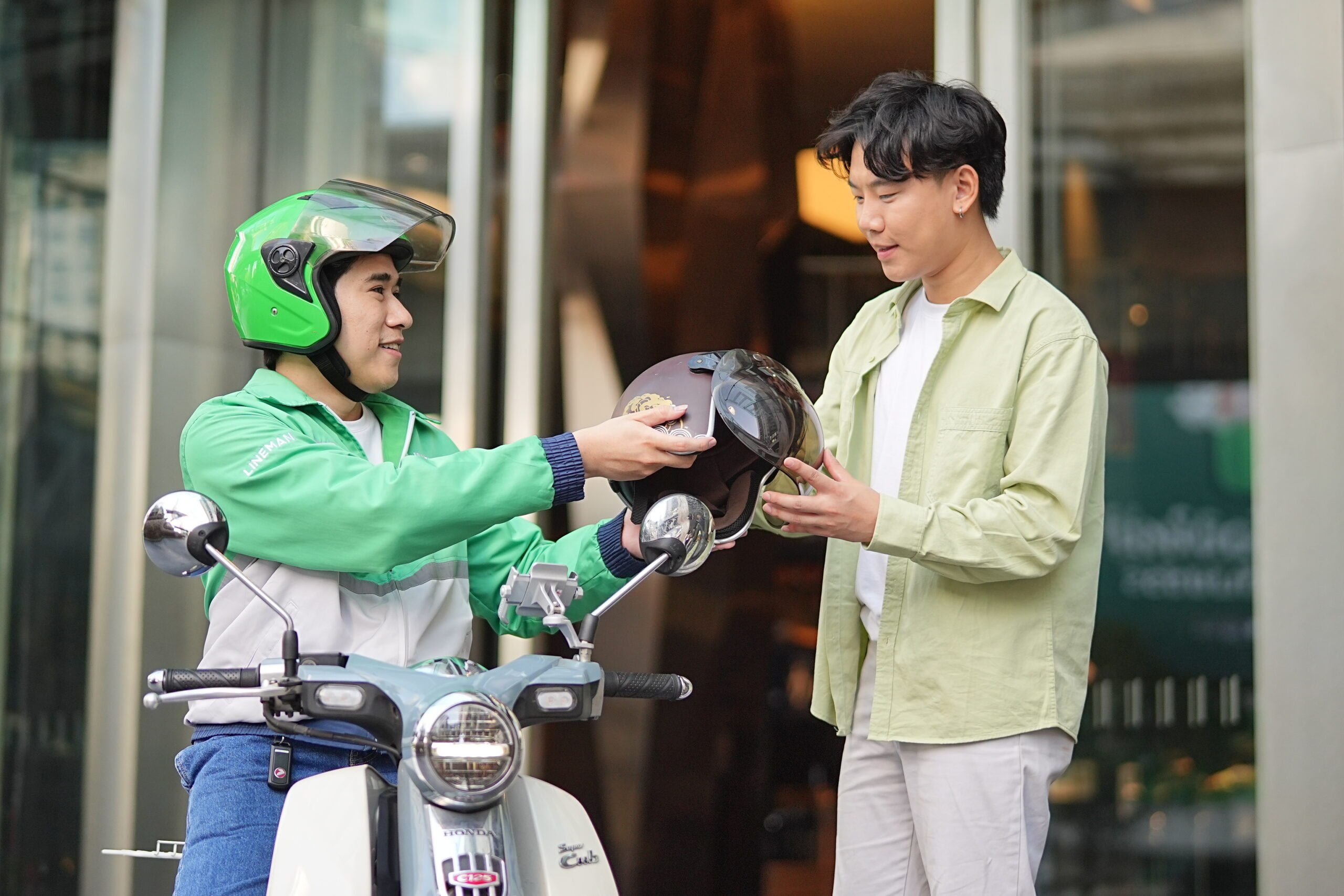 LINE MAN เปิดบริการเรียกรถยนต์และมอเตอร์ไซค์