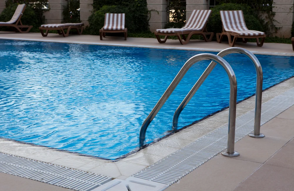 5 สิ่งที่ควรรู้ ก่อนซื้อเครื่องกรองสระว่ายน้ำ ระบบ Overflow | Brand Inside