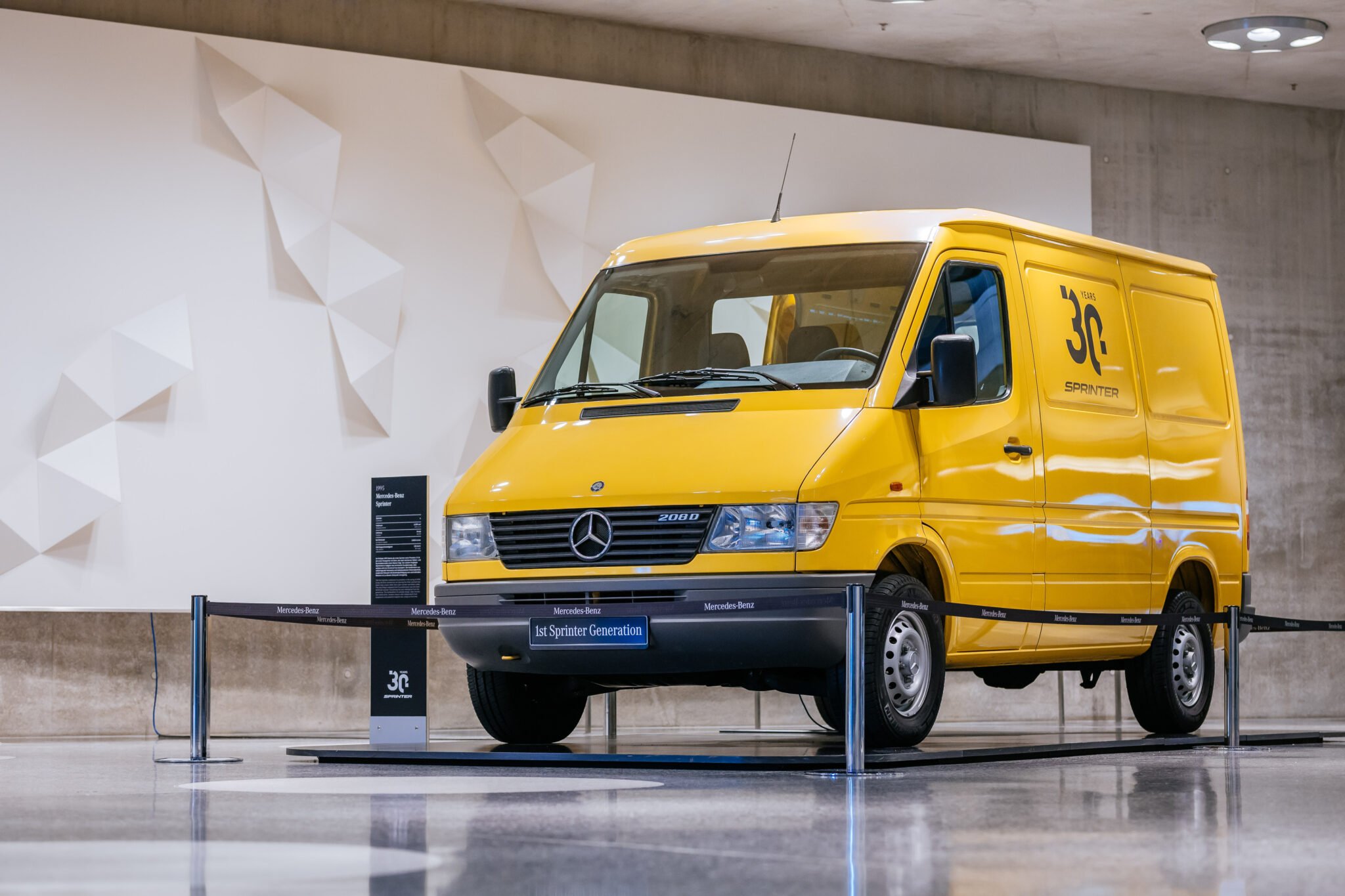 30 ปี Sprinter รถตู้เพื่อการพาณิชย์ของ Mercedes-Benz ที่เตรียมมียอดขาย ...