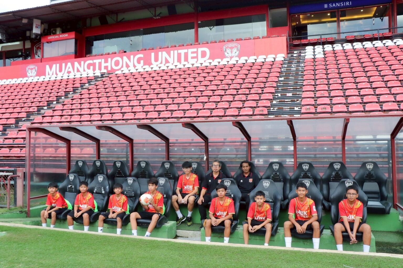 เอ็ม บี เค เซ็นเตอร์ พาทีมศูนย์นันทนาการลุมพินี ชมบิ๊กแมตช์ไทยลีก สร้าง ...